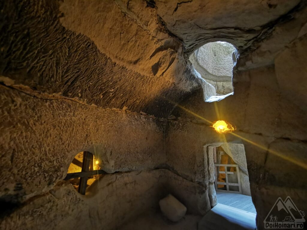 Mănăstirea rupestră Șinca Veche - DoiHoinari