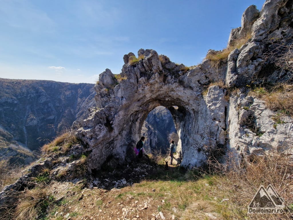 Inelul Doamnei - arcada de piatră din Cheile Sohodolului (Runcu ...